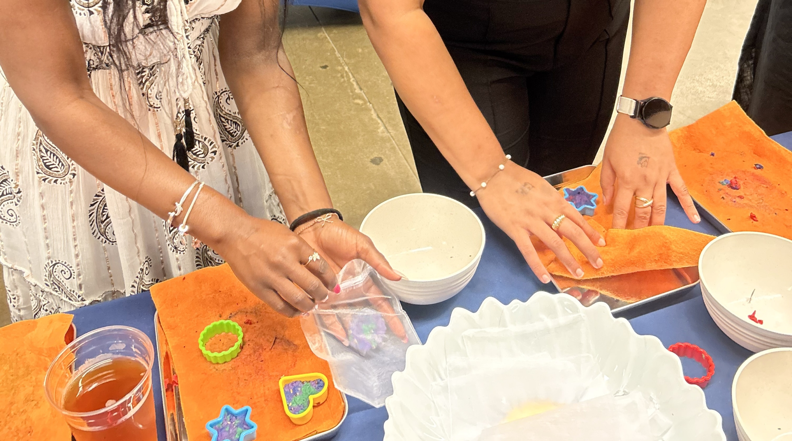 Bee Downtown | Frontier RTP